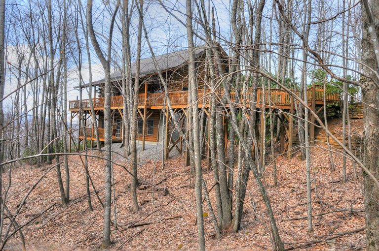 Log'n-Inn-Side-Exterior - Smoky Mountain Retreat